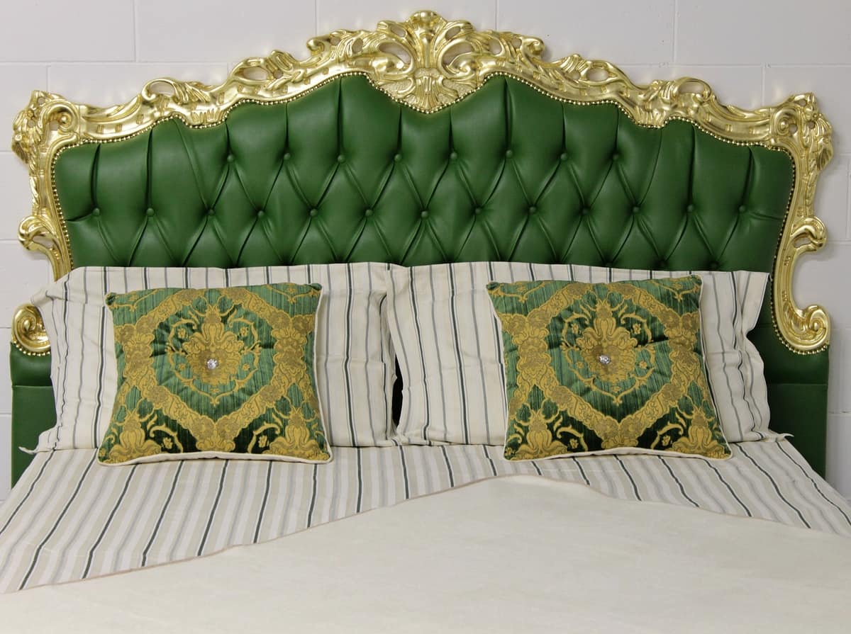 Klassisches Doppelbett mit gepolstertem Kopfteil getuftet Finish ...